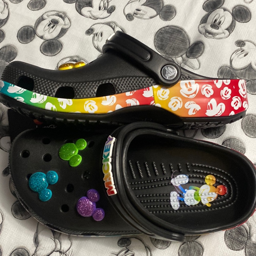 Crocs Classic Disney Mickey Mouse Clogs, Size J6 = W … - Gem